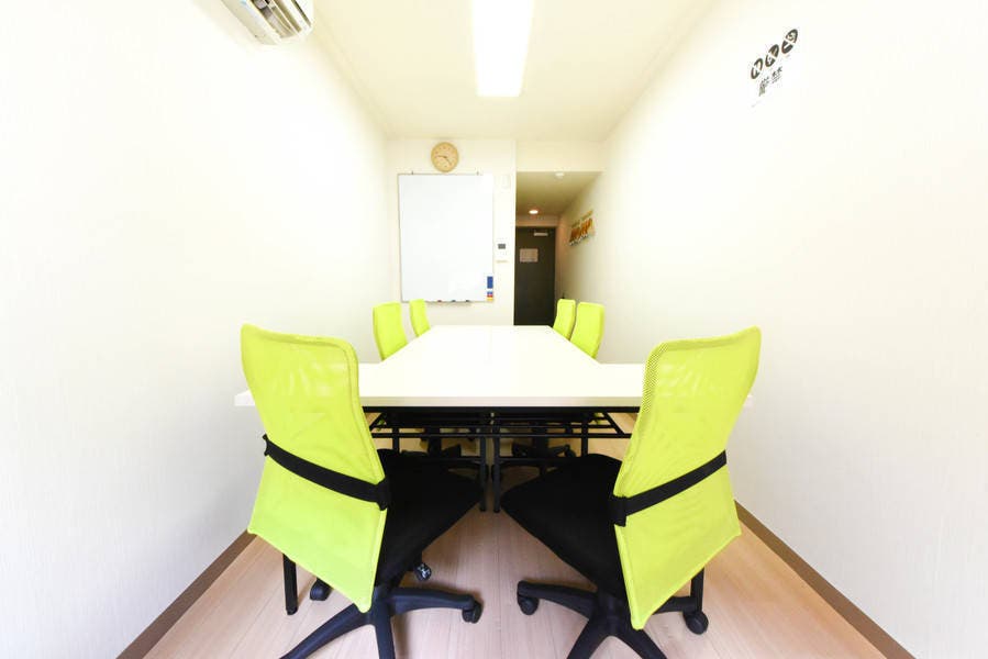 【新宿駅直結出口30秒】➂基本プラン値下げしました！☆高級チェア採用☆シンプルで静かな会議室☆ の写真4