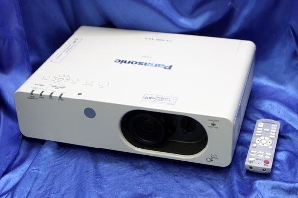  プロジェクター、スクリーン、ブルーレイプレーヤー、7.1CH サラウンドの画像1