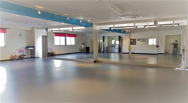 ダンス用リノリウム床、鏡、バレエバーあり。東所沢駅徒歩2分！　タントタンツダンススタジオ