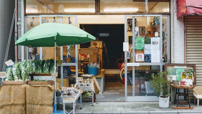 商店街に面した喫茶店(営業中)の軒下スペース。フリマ、野菜販売などに!の写真2