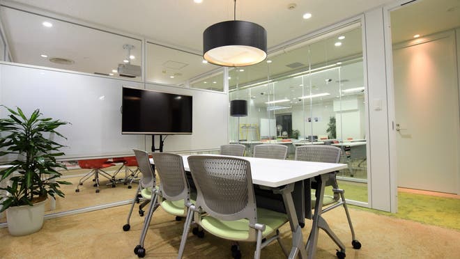 【九段下駅徒歩30秒】5名まで利用可能のミーティングソファルーム(Wifi、ホワイトボード、モニター利用可能)の写真1