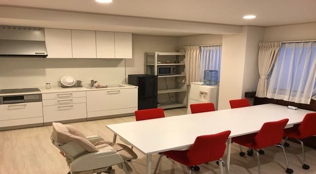 キッチン付きリビングダイニング！ワークショップ、ママ会、会議利用などに！
