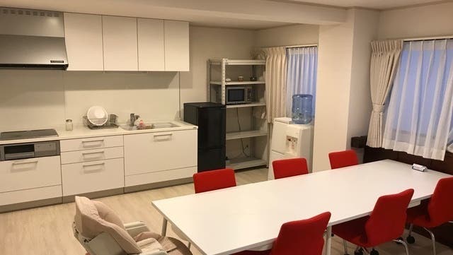 キッチン付きリビングダイニング!ワークショップ、ママ会、会議利用などに!の写真1