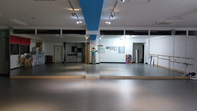 ダンス用リノリウム床、鏡、バレエバーあり。東所沢駅徒歩2分! タントタンツダンススタジオの写真3