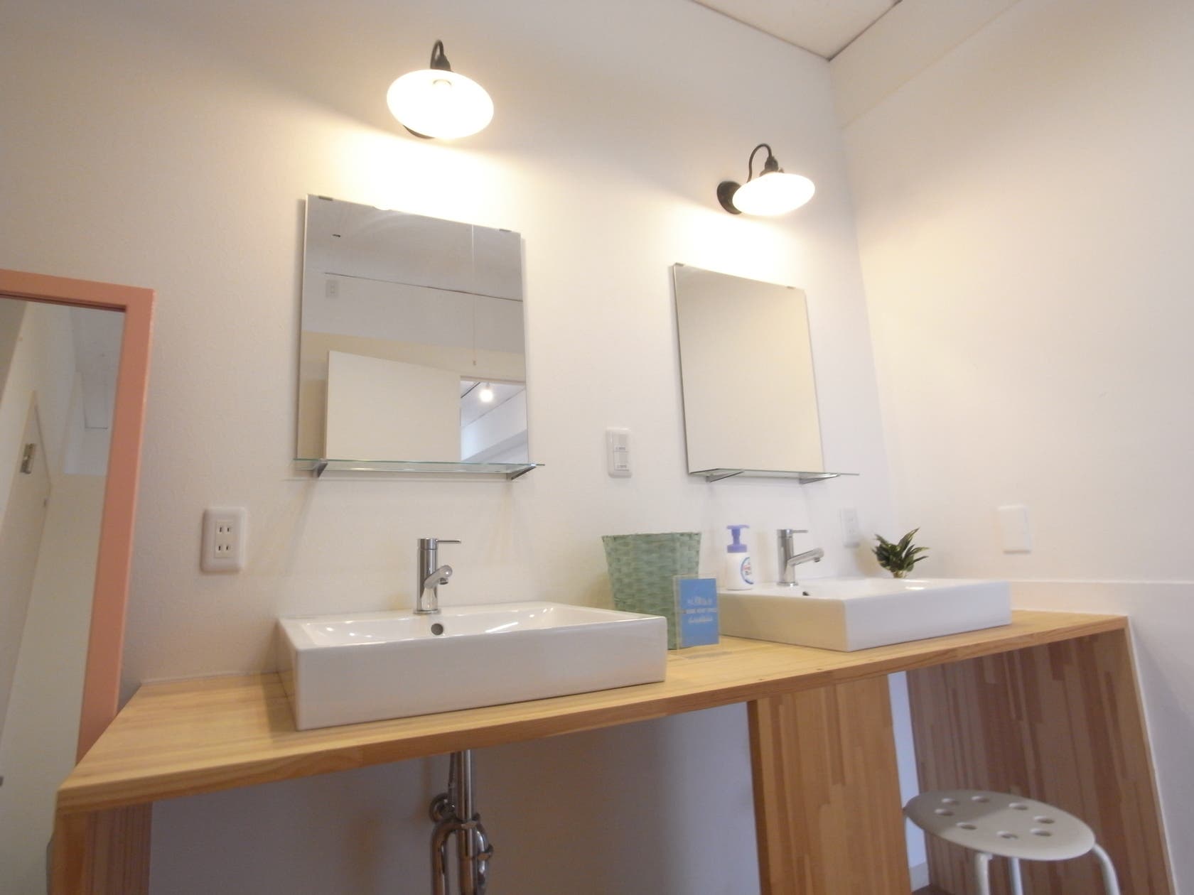 【Bスタジオ/4F】【駅近】元町駅徒歩1分。 一面鏡張り、机とイス有。自然光溢れる多目的スペース。の写真3