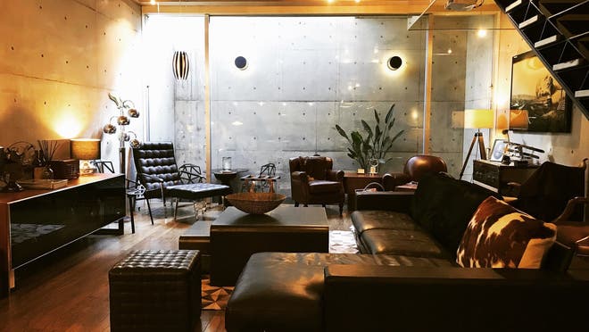 【中目黒・祐天寺】家具屋をスタジオに!ここでは人も芸術品。圧巻の雰囲気のインテリアスペースの写真1