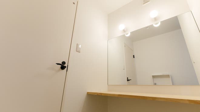 自分で本格的なスタジオ撮影ができます。ヘアメイクスペース完備で安心!専門的な機材などレンタル可能。の写真4