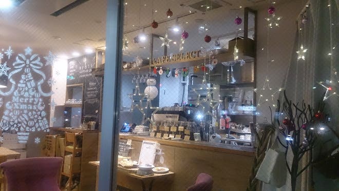 池袋サンシャインシティ近く、乙女ロードと春日通りの東池袋3丁目交差点角地にある明るく開放的なロースタリーカフェです。の写真12