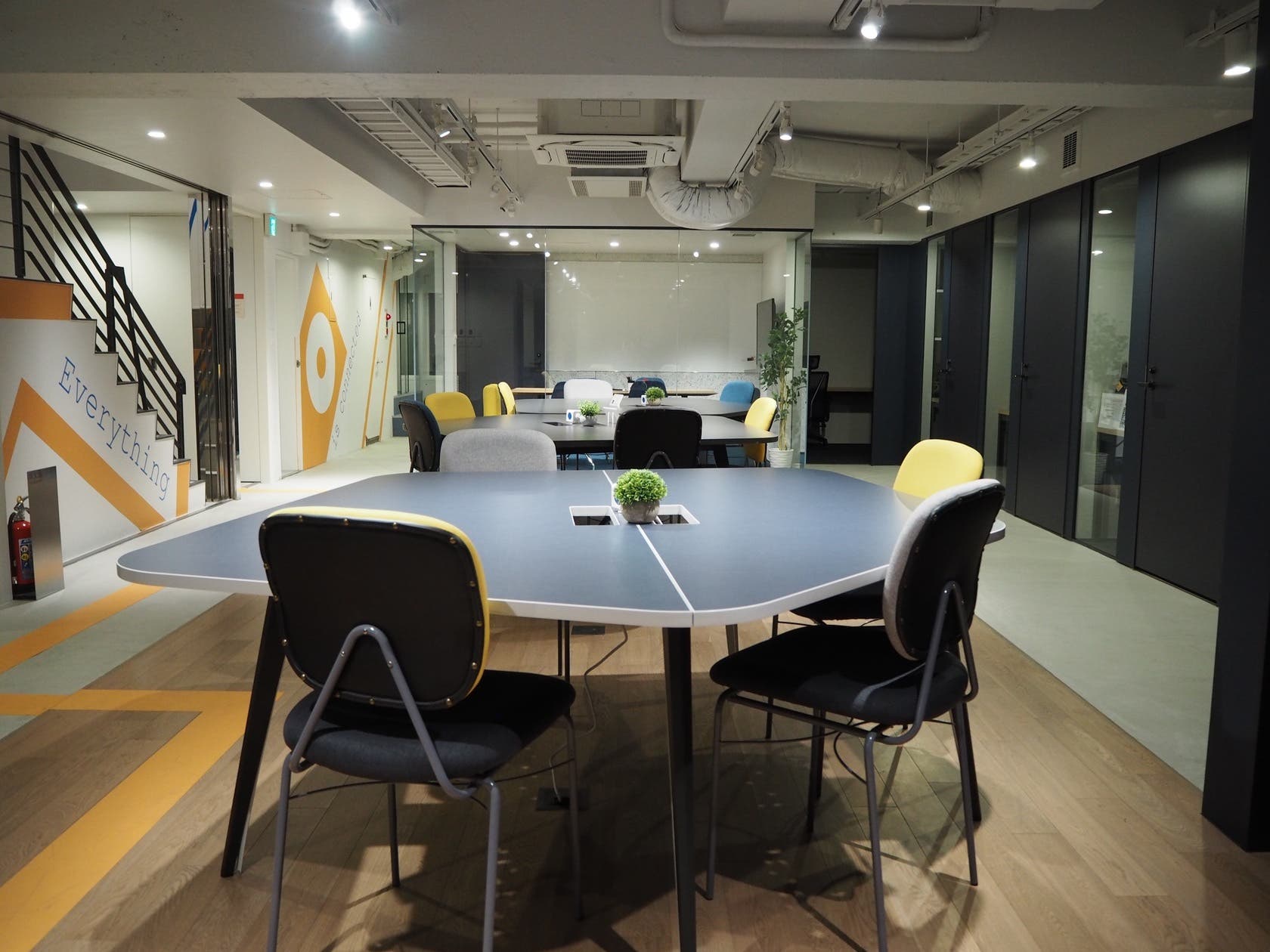 《六本木ヒルズすぐ》◆ガラス張りの会議室◆wi-fi・モニター・ホワイトボード完備・カフェ併設　2F(A)〈最大6名〉の写真7