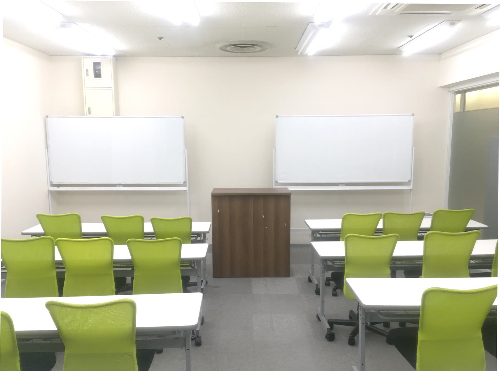 【大阪駅前徒歩４分】６３E　研修・セミナー、説明会にぴったりのお部屋です！　の写真2