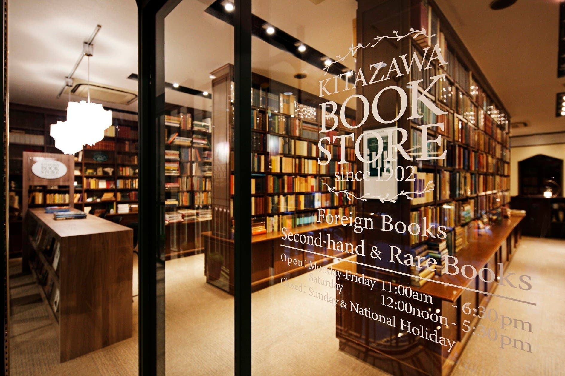 【神保町駅徒歩30秒/128平米 / ¥23,400/1h~】CM・雑誌多数実績。1902年創業・国内最大級の老舗ブックストアの写真3