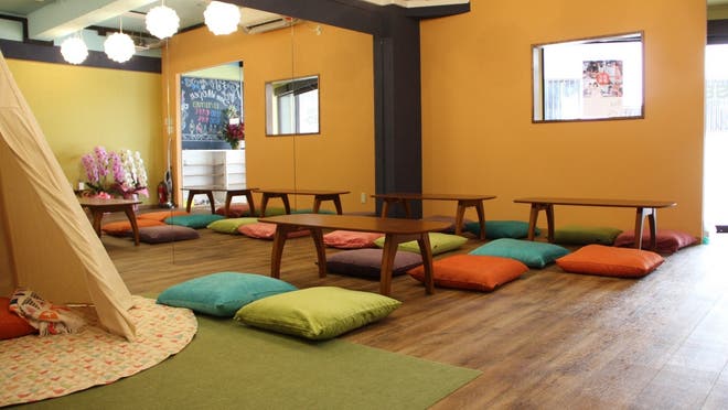 キッチン付きフラットスペース!誕生日会・ママ会・撮影会・アコースティックライブ・会議利用などに!の写真1