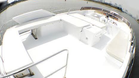 【東京・横浜エリア】ヨーロピアンクルーザーでオーナー気分を!の写真2