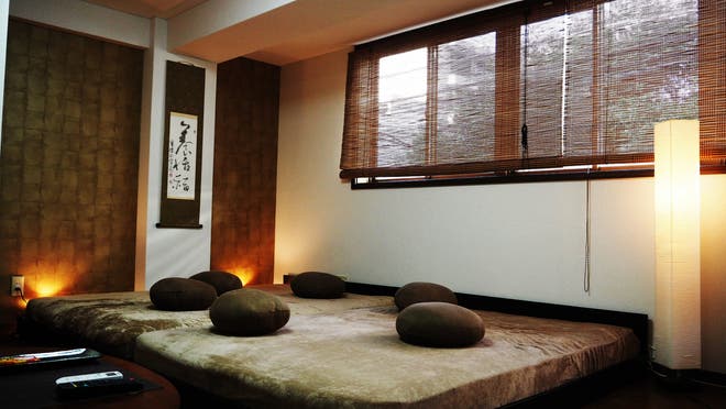 東新宿駅から徒歩30秒 特大まったりスペース/最大6名/空気清浄機ありの写真1