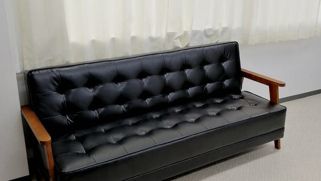 アップライトピアノ、窓に大きなホワイトボード有り!少人数でのご利用に最適。の写真5