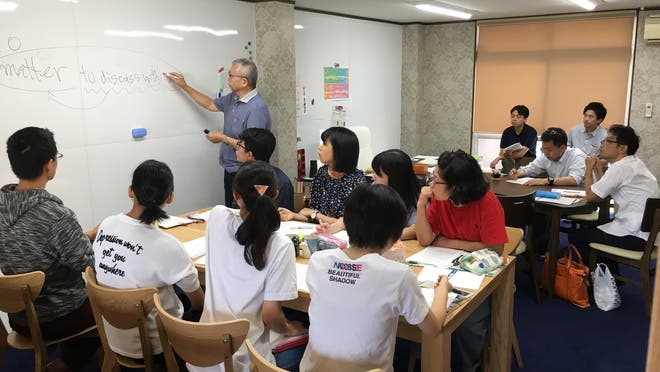 壁は全面ホワイトボード。リビングカフェ風の小さな会議・イベントスペース。の写真2