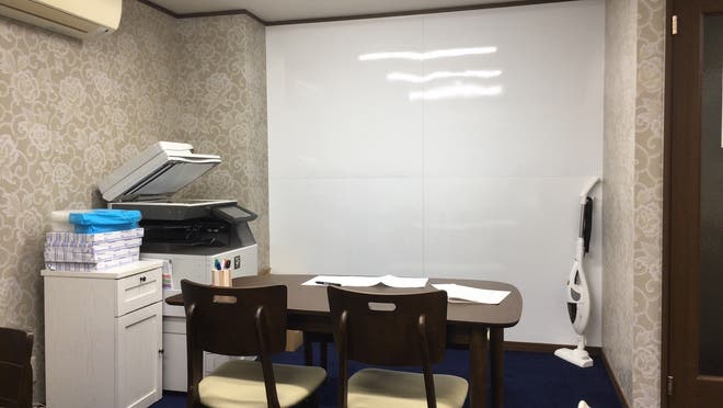 壁は全面ホワイトボード。リビングカフェ風の小さな会議・イベントスペース。の写真3