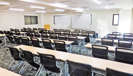 新橋・虎ノ門 65名収容貸し会議室 備品無料!セミナー・研修に!の写真1