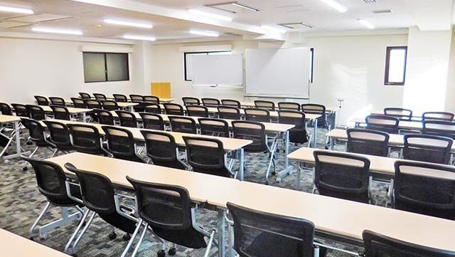 新橋・虎ノ門 65名収容貸し会議室 備品無料!セミナー・研修に!の写真1