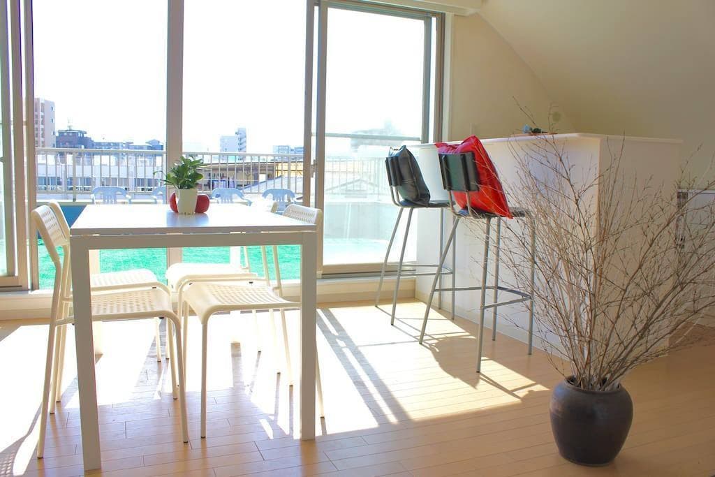 フリースペースのlivingと繋がるおおきなバルコニーの写真24