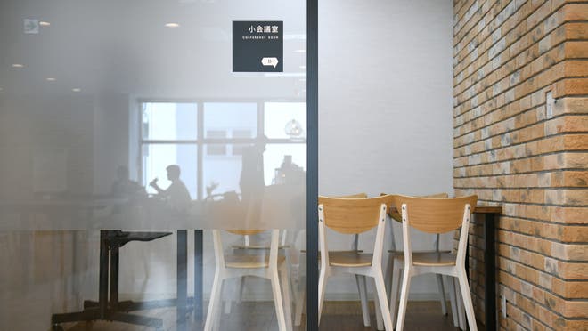 小会議室B|お手頃価格で人気のお部屋!ミーティングや商談に◎カフェ併設の写真2