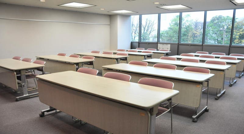 【後楽園】眺めのいい窓がある貸会議室。高級感があり落ち着いています(30名様収容)