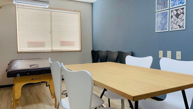 【まちの会議室★東中野】<インディゴ>東中野駅30秒! 施術用ベッドと小さなミーティングスペースのあるレンタルサロンを1時間からの写真1