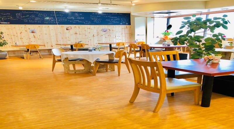 植物にあふれる広々としたカフェ！発表会・ライブなどのイベント会場に最適！