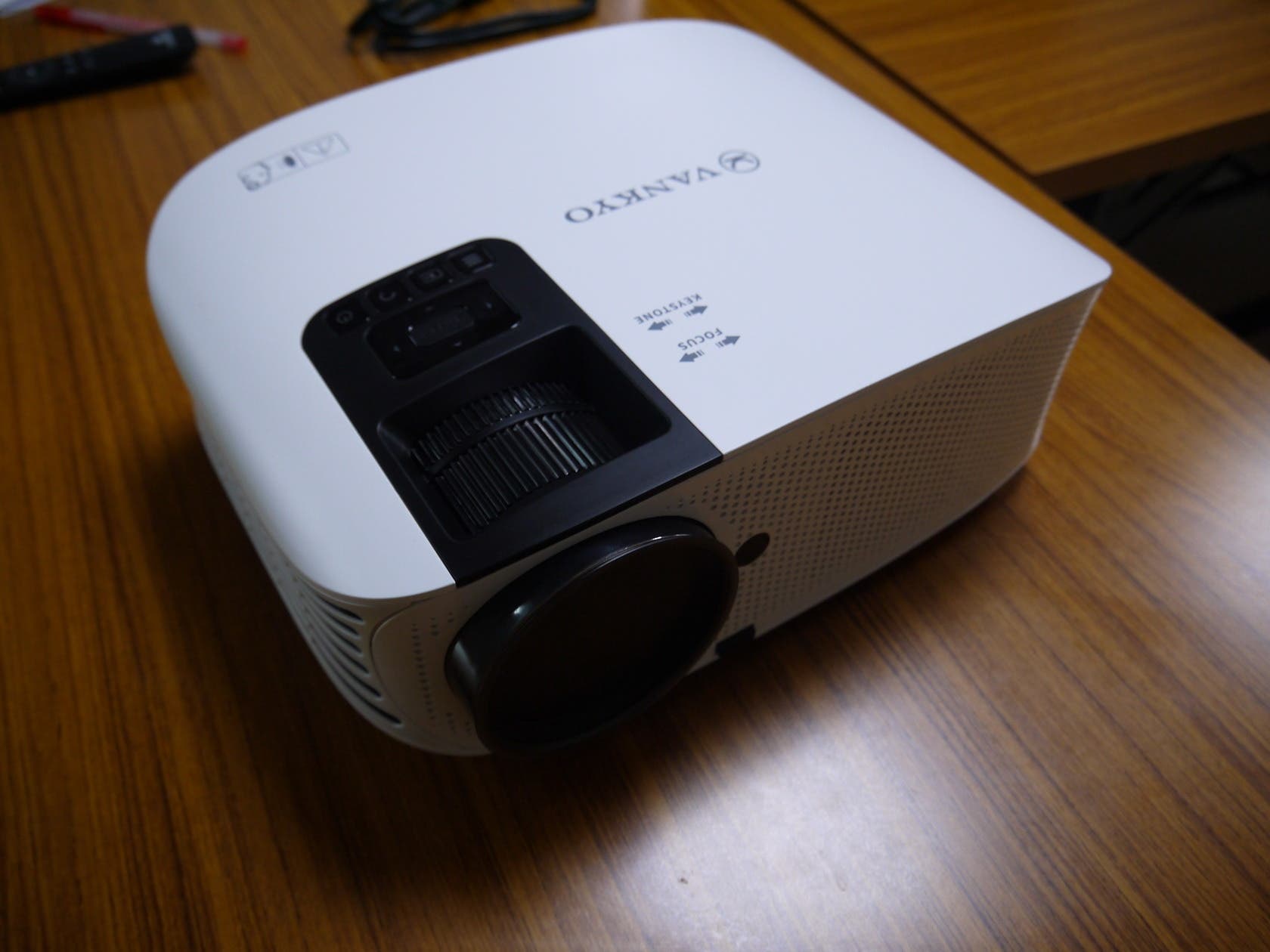 プロジェクター、スクリーンの画像1