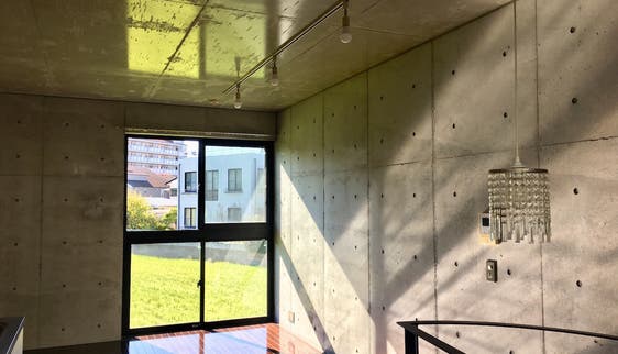 「リゾート刑務所」。コンクリート打ち放しの芸術が住宅街に現れる。の写真1
