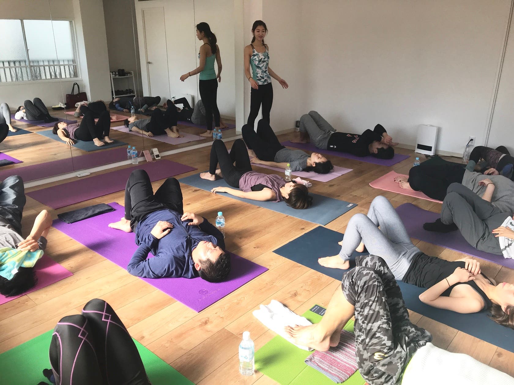 【Bスタジオ/4F】【駅近】元町駅徒歩1分。 一面鏡張り、机とイス有。自然光溢れる多目的スペース。の写真9