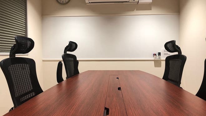 【四ツ谷駅徒歩4分】Wi-Fi・ホワイトボード完備のシンプルな会議室③(最大8人用)!の写真3