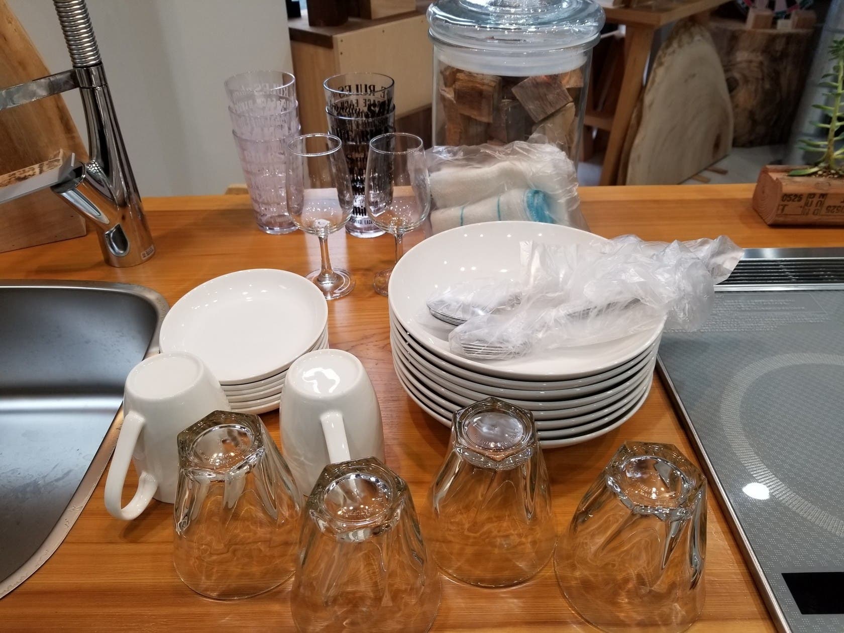 【新宿御苑すぐ】材木店ショールーム／撮影／試飲会／教室や1日サロンにも！/屋久杉テーブル/無垢杉板カウンターキッチンの写真7