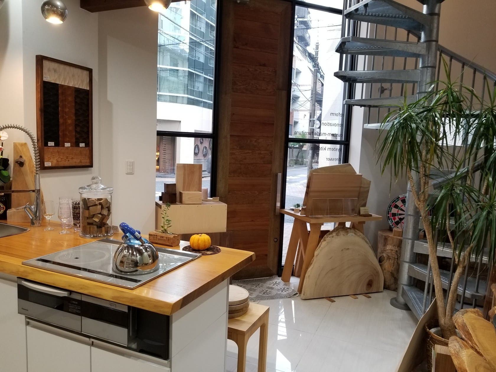 【新宿御苑すぐ】材木店ショールーム／撮影／試飲会／教室や1日サロンにも！/屋久杉テーブル/無垢杉板カウンターキッチンの写真9