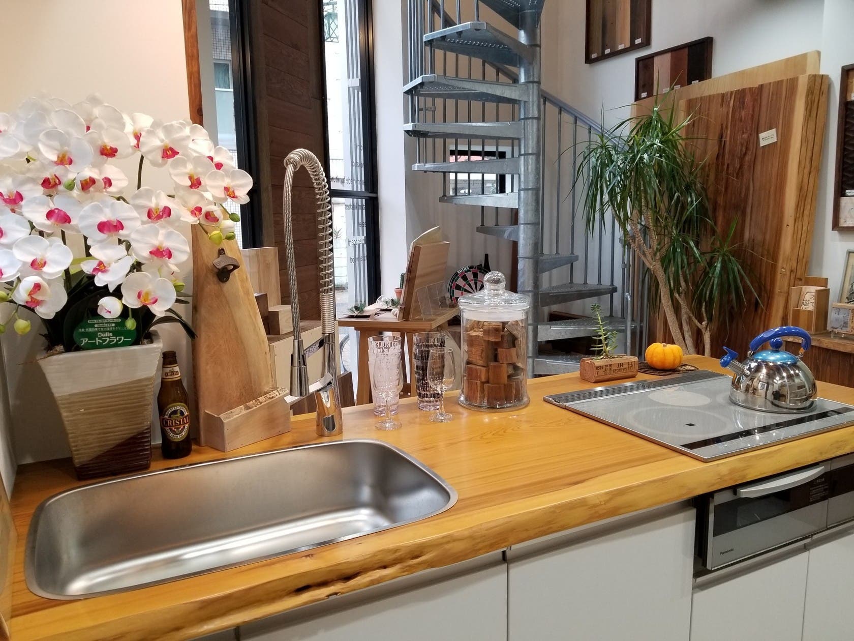 【新宿御苑すぐ】材木店ショールーム／撮影／試飲会／教室や1日サロンにも！/屋久杉テーブル/無垢杉板カウンターキッチンの写真10