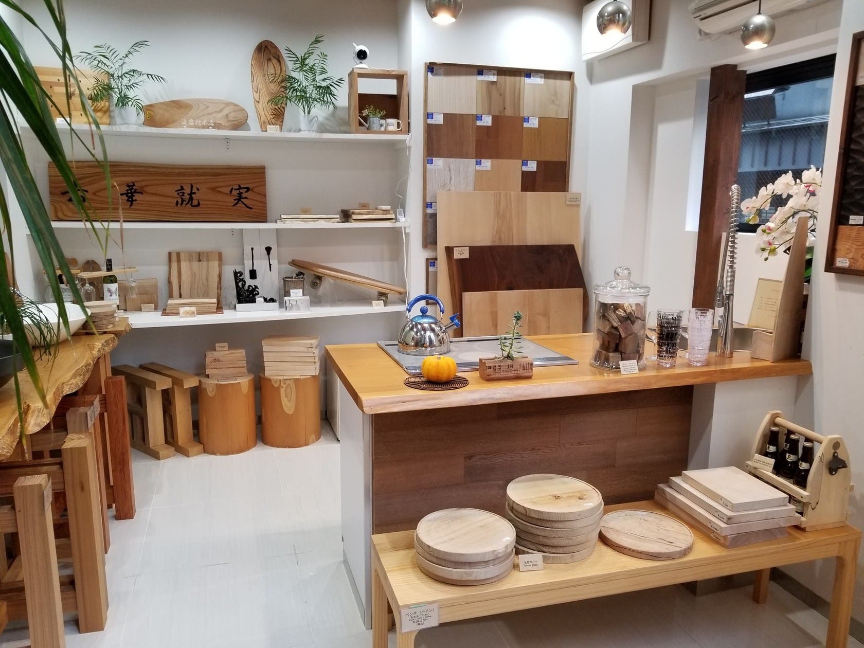 【新宿御苑すぐ】材木店ショールーム／撮影／試飲会／教室や1日サロンにも！/屋久杉テーブル/無垢杉板カウンターキッチンの写真12