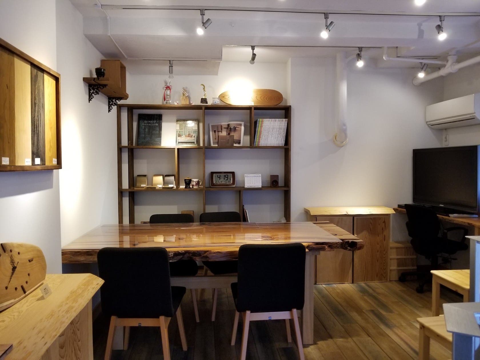 【新宿御苑すぐ】材木店ショールーム／撮影／試飲会／教室や1日サロンにも！/屋久杉テーブル/無垢杉板カウンターキッチンの写真11