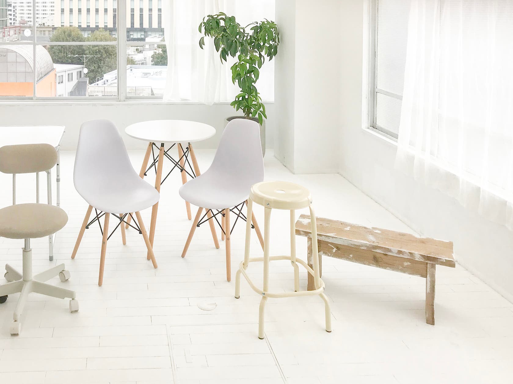 白壁白床、ひろびろ82平米。自然光で一日中キレイに撮影できる新宿のハウススタジオの写真7