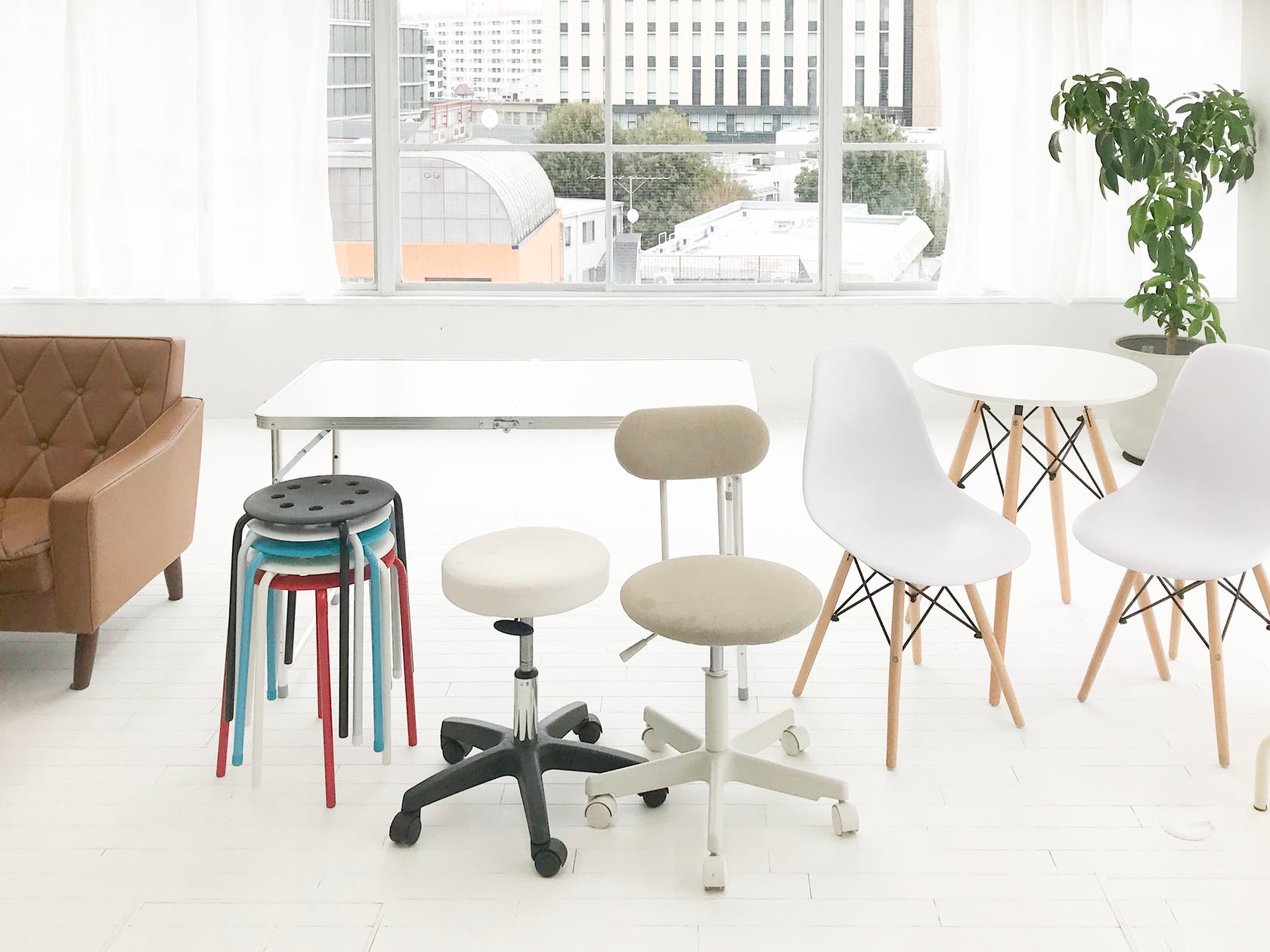 白壁白床、ひろびろ82平米。自然光で一日中キレイに撮影できる新宿のハウススタジオの写真8