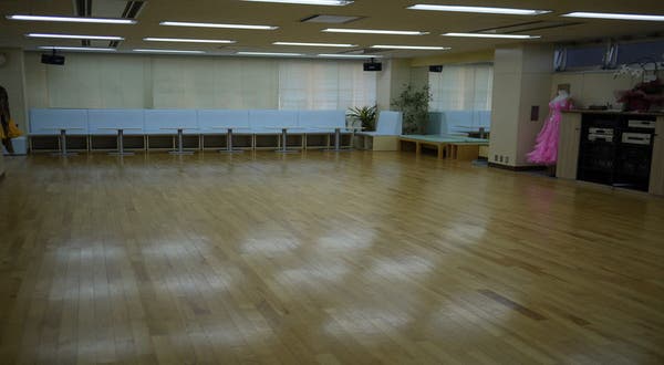 広々としたダンススタジオ！鏡有り！音楽も自由にかけられます！ダンスレッスン会場として！