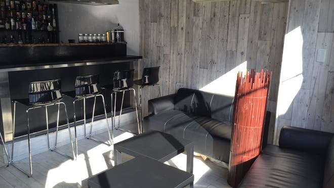 換気可!!【 中野駅 徒歩4分】自然光豊かな明るい木目調のバーカウンター付きスペース♪《即お返事いたします》の写真2