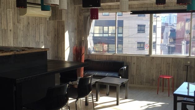 換気可!!【 中野駅 徒歩4分】自然光豊かな明るい木目調のバーカウンター付きスペース♪《即お返事いたします》の写真3