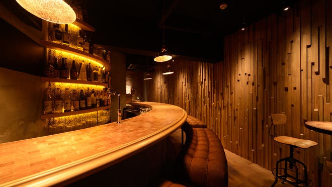 【JR目黒駅東口から徒歩2分】お洒落な路面店のバー貸切。各種撮影、パーティー、ポップアップストアなど用途に合わせて利用可能です。の写真1