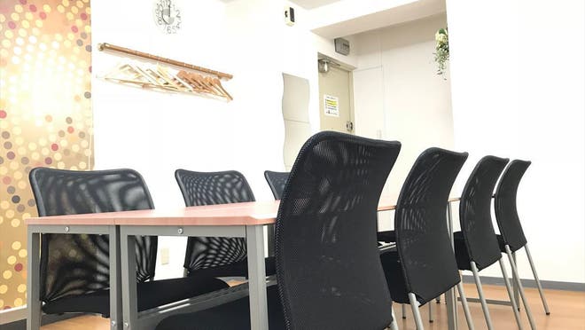 【新橋駅から徒歩30秒!】無料Wi-Fi・40インチモニター完備の8人ゆったりの会議室【シンバー・ファイブ】の写真1