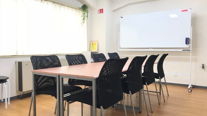 【新橋駅から徒歩30秒!】無料Wi-Fi・40インチモニター完備の8人ゆったりの会議室【シンバー・ファイブ】の写真2