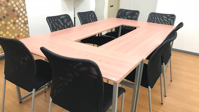 【新橋駅から徒歩30秒!】無料Wi-Fi・40インチモニター完備の8人ゆったりの会議室【シンバー・ファイブ】の写真4