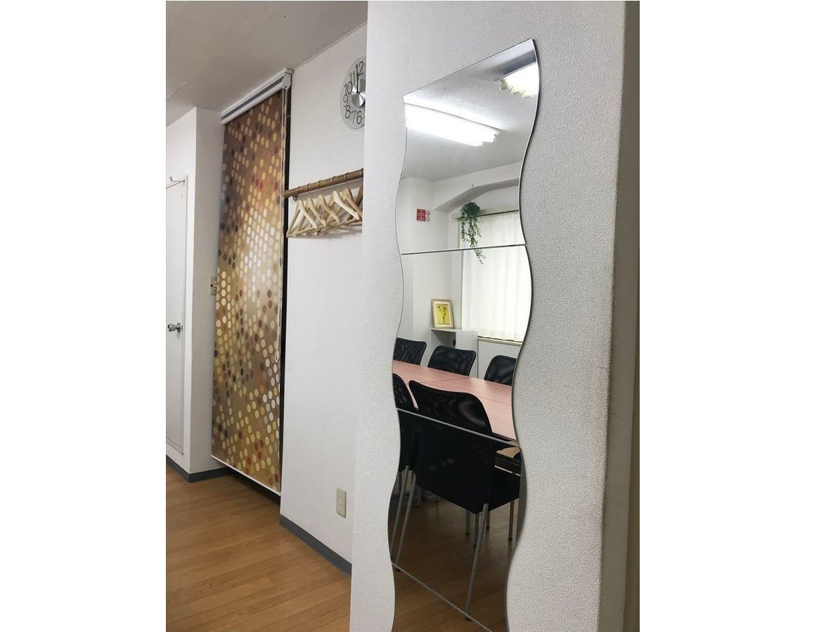 【新橋駅から徒歩30秒！】無料Wi-Fi・40インチモニター完備の8人ゆったりの会議室【シンバー・ファイブ】の写真5