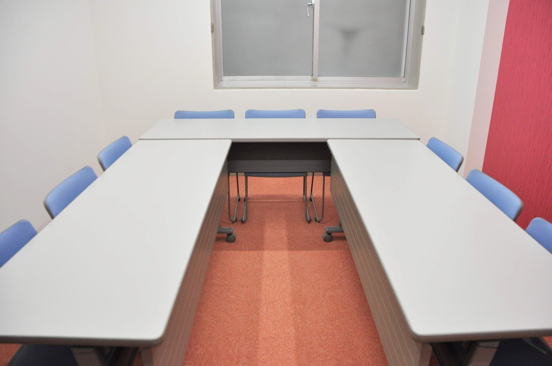 【八王子】アクセントカラーがかわいいポップな貸会議室(小会議室C／9名)の写真2