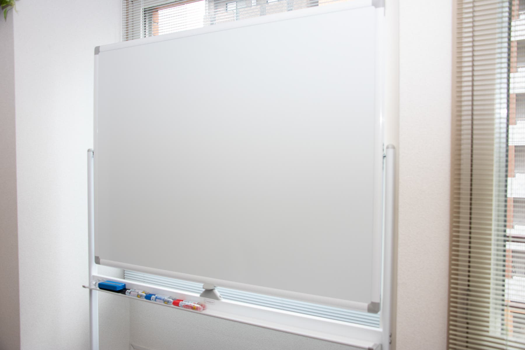 ★横浜駅2分!!★3時間・6時間以上で割引★高速Wi-Fi！24時間営業！落ち着いた完全個室！折り畳み机でレイアト自由！の写真7