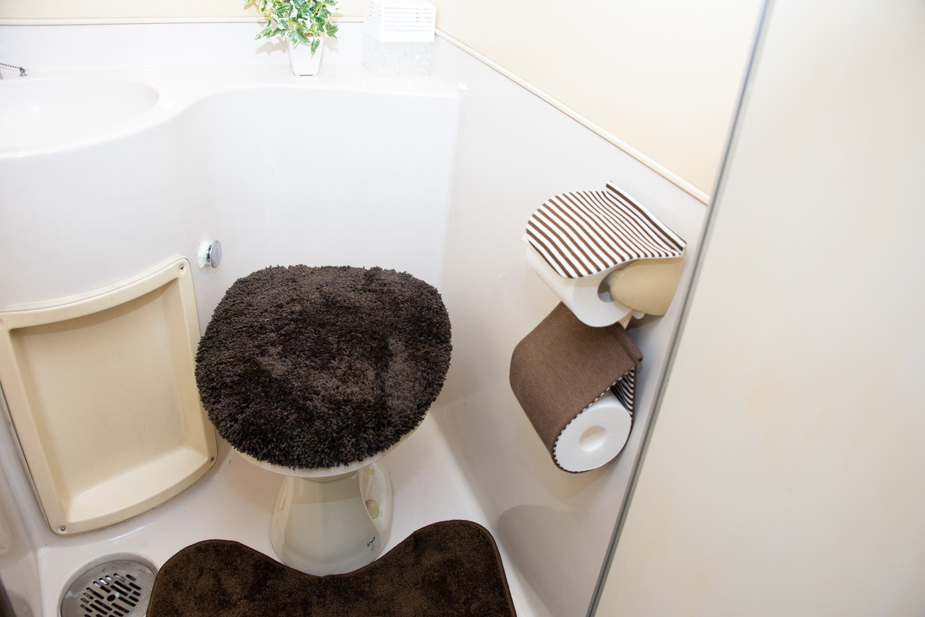 ★横浜駅2分!!★3時間・6時間以上で割引★高速Wi-Fi！24時間営業！落ち着いた完全個室！折り畳み机でレイアト自由！の写真11